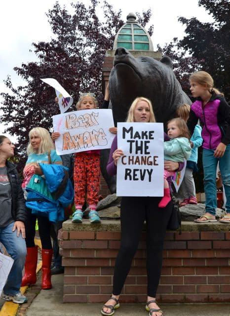 Pro-bear protest storms Revelstoke's downtown - Revelstoke Mountaineer